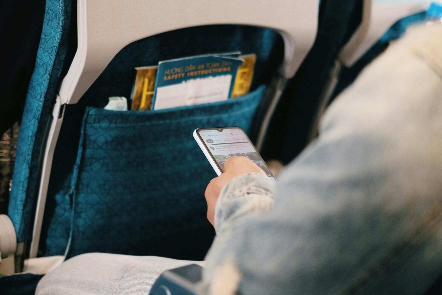 Airplane WiFi: How it works and how much it costs- Holafly