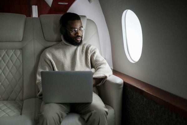 Airplane WiFi: How it works and how much it costs- Holafly