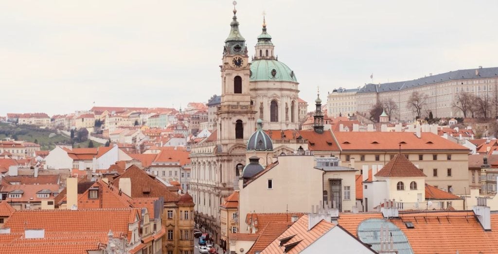 How to make calls in Spain with an eSIM? - Holafly