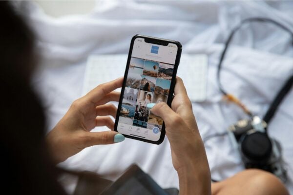 What is mobile data, and how does it work? - Holafly
