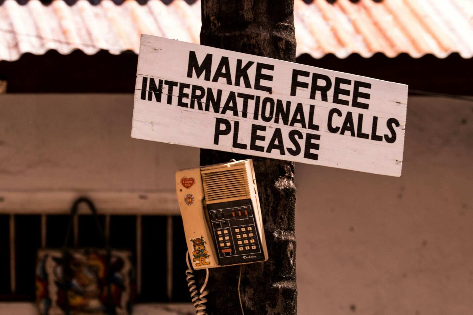 EE international roaming: Costs, plans, and alternatives - Holafly