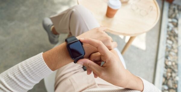 如何在 Apple Watch 上开通 eSIM？完整安装激活指南 - Holafly