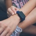 如何在 Apple Watch 上开通 eSIM？完整安装激活指南 - Holafly